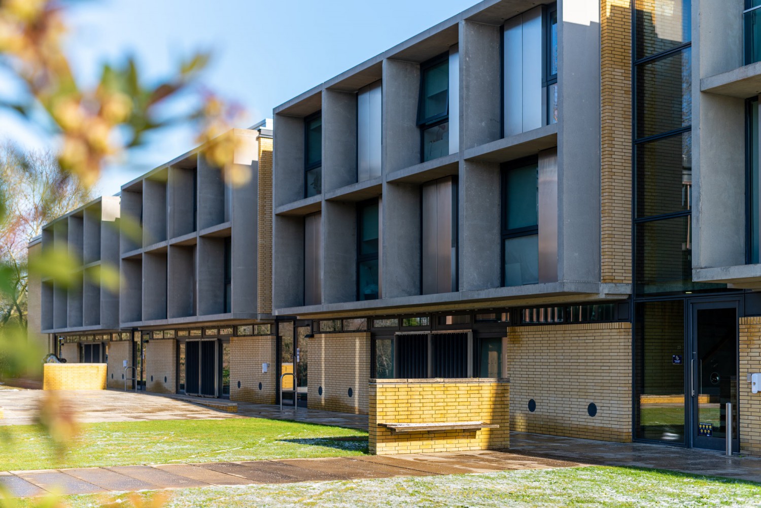 an 8mm bed creating a very linear contemporary appearance to the ...